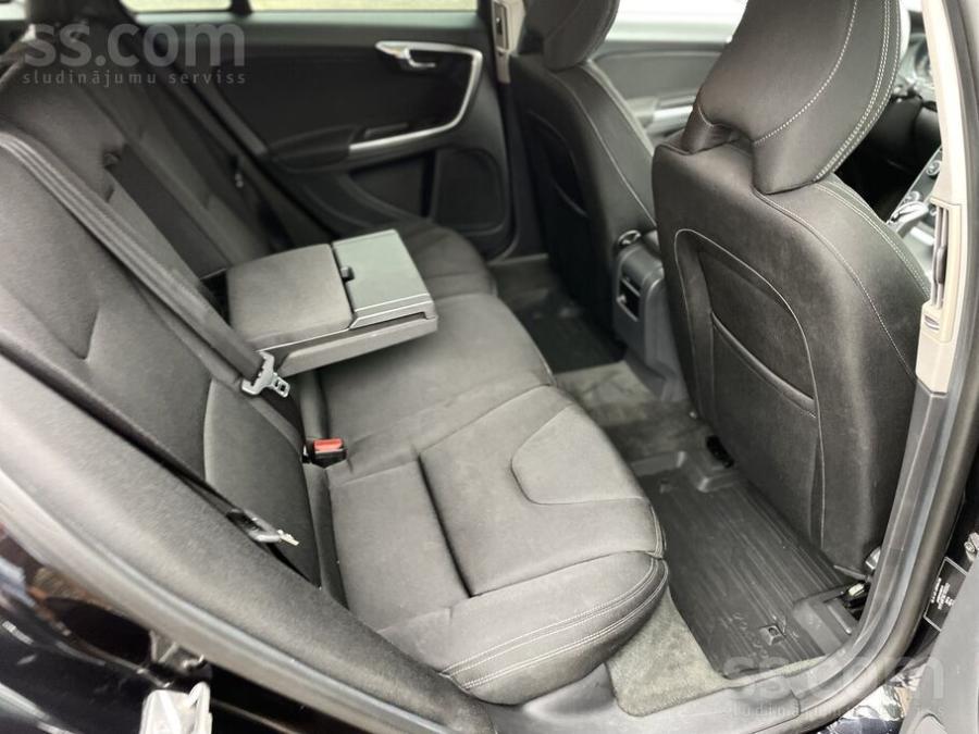 Black Volvo V60 2015 in Riga, with an engine capacity of 2.40 L and mileage of 218 thousand km for 10990 €, photo 20 on AUTOMOTO.COM.LV