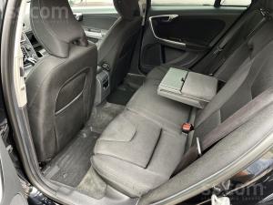 Black Volvo V60 2015 in Riga, with an engine capacity of 2.40 L and mileage of 218 thousand km for 10990 €, photo 21 on AUTOMOTO.COM.LV