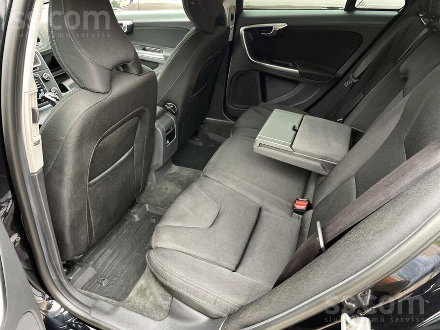 Black Volvo V60 2015 in Riga, with an engine capacity of 2.40 L and mileage of 218 thousand km for 10990 €, photo 21 on AUTOMOTO.COM.LV