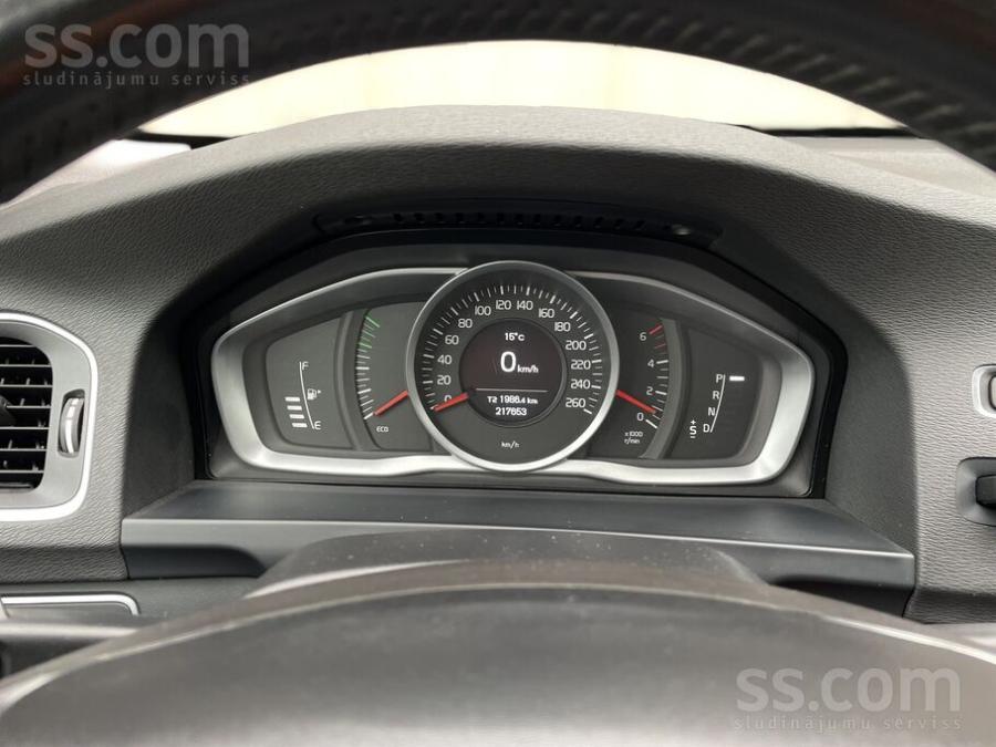 Black Volvo V60 2015 in Riga, with an engine capacity of 2.40 L and mileage of 218 thousand km for 10990 €, photo 24 on AUTOMOTO.COM.LV
