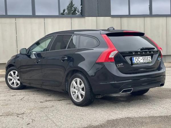 Black Volvo V60 2015 in Sigulda, with an engine capacity of 2.40 L and mileage of 218 thousand km for 10990 €, photo 6 on AUTOMOTO.COM.LV
