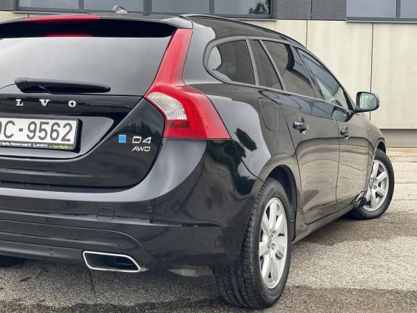 Black Volvo V60 2015 in Sigulda, with an engine capacity of 2.40 L and mileage of 218 thousand km for 10990 €, photo 9 on AUTOMOTO.COM.LV