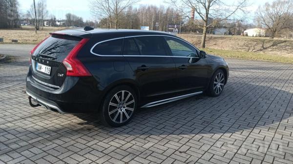 Black Volvo V60 2015 in Liepaja, with an engine capacity of 2.40 L and mileage of 220 thousand km for 11500 €, photo 2 on AUTOMOTO.COM.LV