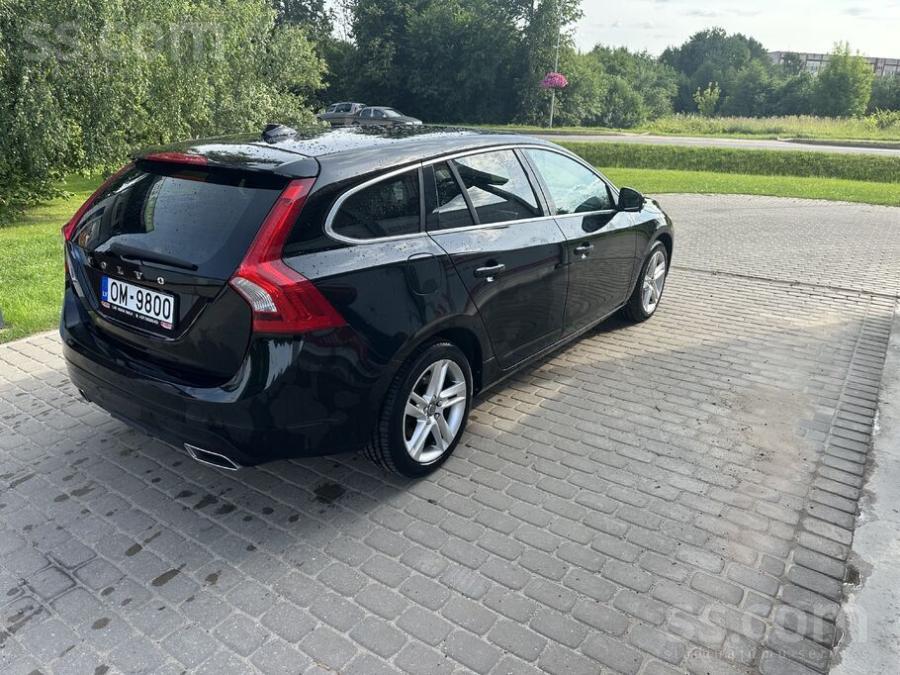 Melns Volvo V60 2015 Balvi, ar dzinēja tilpumu 2.40 L un nobraukumu 0 tūkst. km par 7540 €, foto 3 vietnē AUTOMOTO.COM.LV