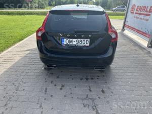Melns Volvo V60 2015 Balvi, ar dzinēja tilpumu 2.40 L un nobraukumu 0 tūkst. km par 7540 €, foto 5 vietnē AUTOMOTO.COM.LV