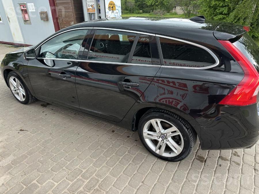 Melns Volvo V60 2015 Balvi, ar dzinēja tilpumu 2.40 L un nobraukumu 0 tūkst. km par 7540 €, foto 13 vietnē AUTOMOTO.COM.LV