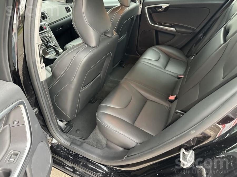 Melns Volvo V60 2015 Balvi, ar dzinēja tilpumu 2.40 L un nobraukumu 0 tūkst. km par 7540 €, foto 15 vietnē AUTOMOTO.COM.LV