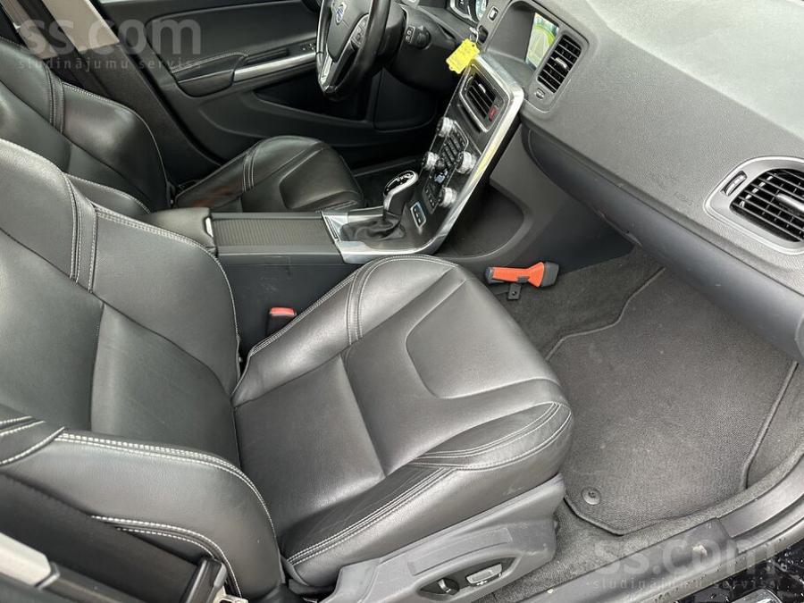 Melns Volvo V60 2015 Balvi, ar dzinēja tilpumu 2.40 L un nobraukumu 0 tūkst. km par 7540 €, foto 17 vietnē AUTOMOTO.COM.LV