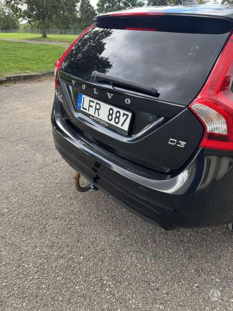Black Volvo V60 2015 in Siauliai, with an engine capacity of 1.97 L and mileage of 272 thousand km for 6000 €, photo 4 on AUTOMOTO.COM.LV