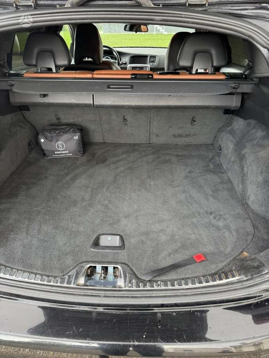 Black Volvo V60 2015 in Siauliai, with an engine capacity of 1.97 L and mileage of 272 thousand km for 6000 €, photo 7 on AUTOMOTO.COM.LV