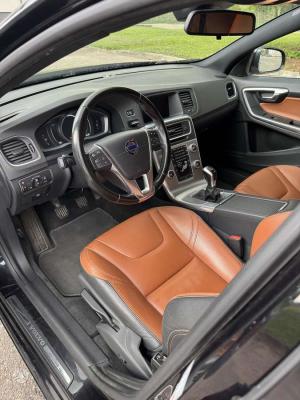 Black Volvo V60 2015 in Siauliai, with an engine capacity of 1.97 L and mileage of 272 thousand km for 6000 €, photo 10 on AUTOMOTO.COM.LV