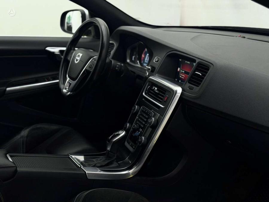Melns Volvo V60 2015 Viļņa, ar dzinēja tilpumu 1.97 L un nobraukumu 236 tūkst. km par 5999 €, foto 16 vietnē AUTOMOTO.COM.LV