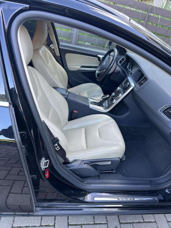 Black Volvo V60 2015 in Vilnius, with an engine capacity of 2.00 L and mileage of 242 thousand km for 7700 €, photo 3 on AUTOMOTO.COM.LV