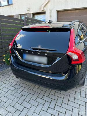 Melns Volvo V60 2015 Viļņa, ar dzinēja tilpumu 2.00 L un nobraukumu 242 tūkst. km par 7700 €, foto 11 vietnē AUTOMOTO.COM.LV