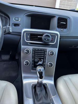 Melns Volvo V60 2015 Viļņa, ar dzinēja tilpumu 2.00 L un nobraukumu 242 tūkst. km par 7700 €, foto 14 vietnē AUTOMOTO.COM.LV