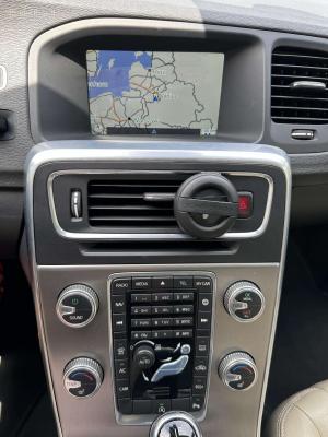 Melns Volvo V60 2015 Viļņa, ar dzinēja tilpumu 2.00 L un nobraukumu 242 tūkst. km par 7700 €, foto 16 vietnē AUTOMOTO.COM.LV