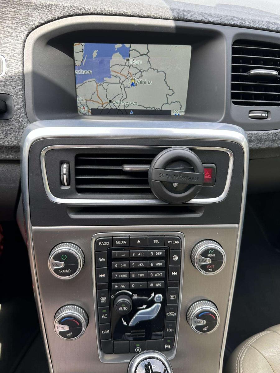 Melns Volvo V60 2015 Viļņa, ar dzinēja tilpumu 2.00 L un nobraukumu 242 tūkst. km par 7700 €, foto 16 vietnē AUTOMOTO.COM.LV