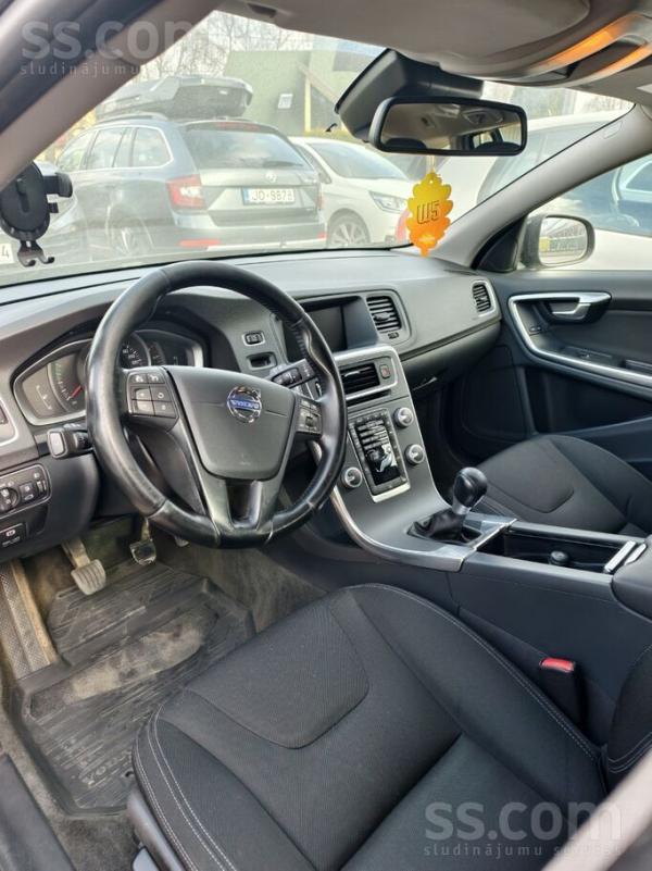 Melns Volvo V60 2015 Rīga, ar dzinēja tilpumu 1.60 L un nobraukumu 279 tūkst. km par 5300 €, foto 5 vietnē AUTOMOTO.COM.LV
