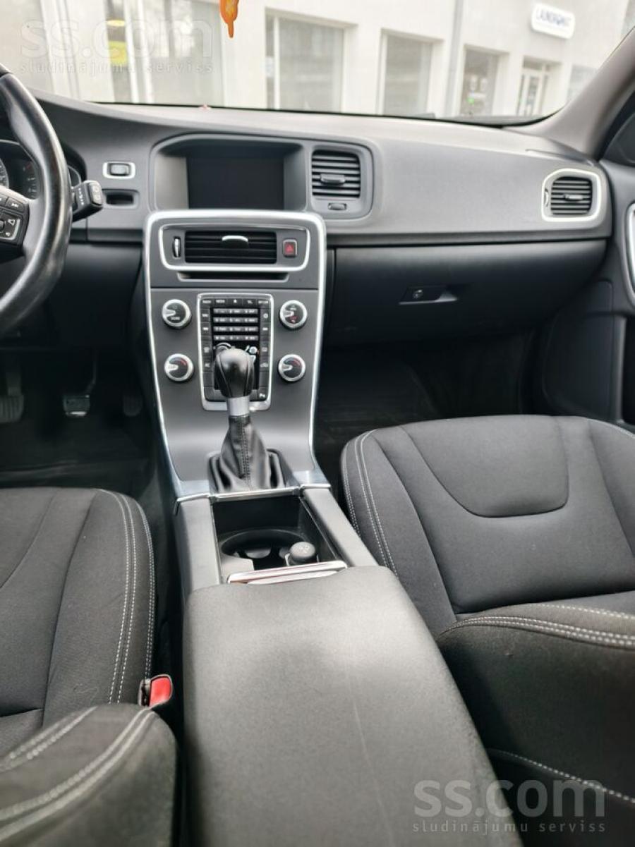 Melns Volvo V60 2015 Rīga, ar dzinēja tilpumu 1.60 L un nobraukumu 279 tūkst. km par 5300 €, foto 7 vietnē AUTOMOTO.COM.LV