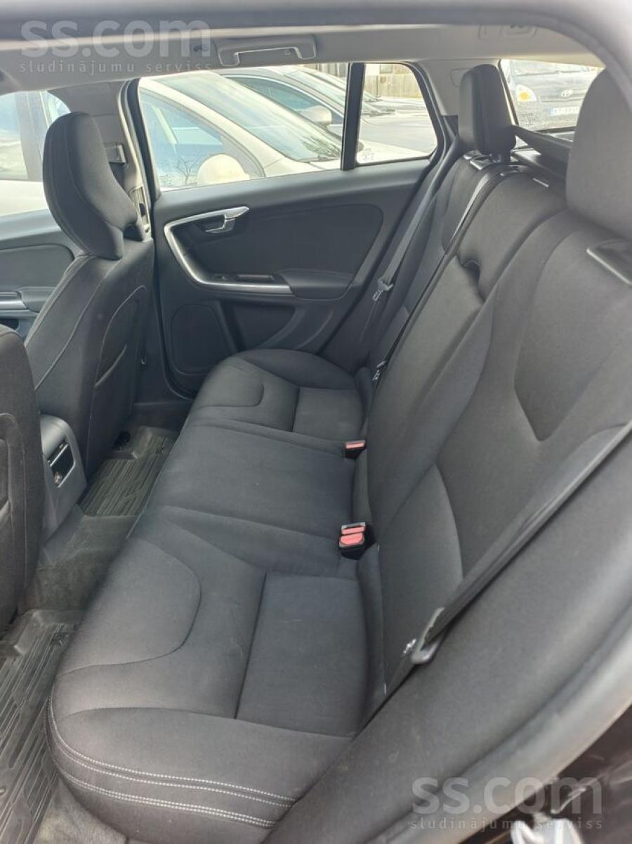 Melns Volvo V60 2015 Rīga, ar dzinēja tilpumu 1.60 L un nobraukumu 279 tūkst. km par 5300 €, foto 9 vietnē AUTOMOTO.COM.LV