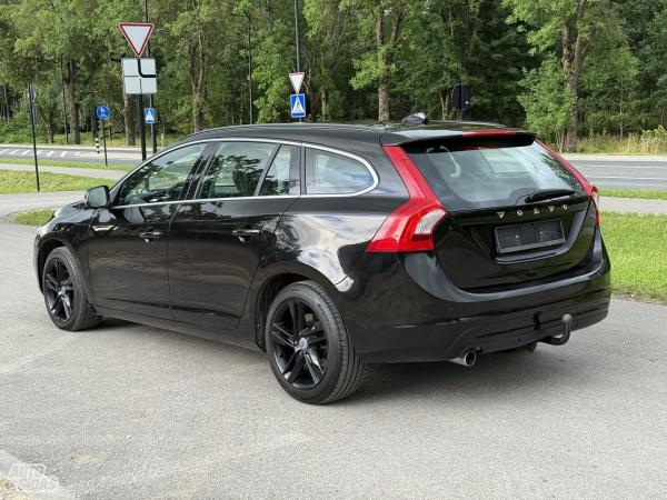 Melns Volvo V60 2015 Alīta, ar dzinēja tilpumu 2.00 L un nobraukumu 244 tūkst. km par 6666 €, foto 4 vietnē AUTOMOTO.COM.LV