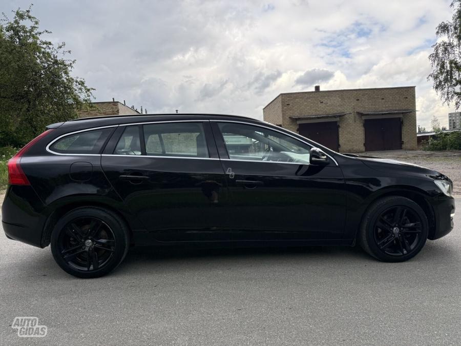 Black Volvo V60 2015 in Alytus, with an engine capacity of 2.00 L and mileage of 244 thousand km for 6666 €, photo 9 on AUTOMOTO.COM.LV
