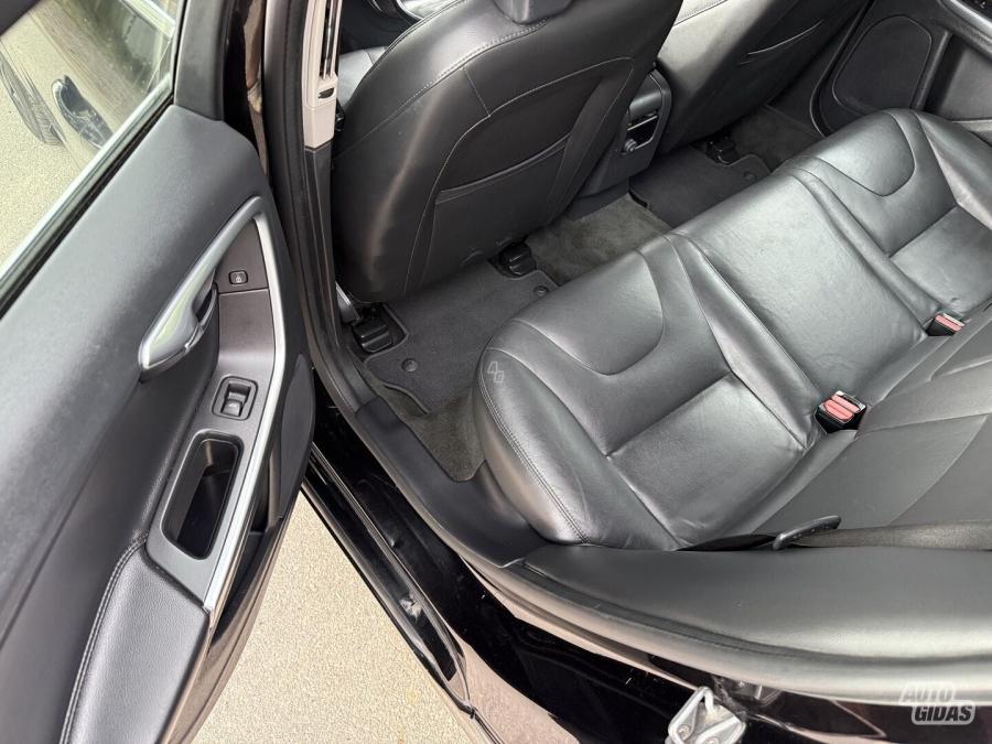Black Volvo V60 2015 in Alytus, with an engine capacity of 2.00 L and mileage of 244 thousand km for 6666 €, photo 12 on AUTOMOTO.COM.LV