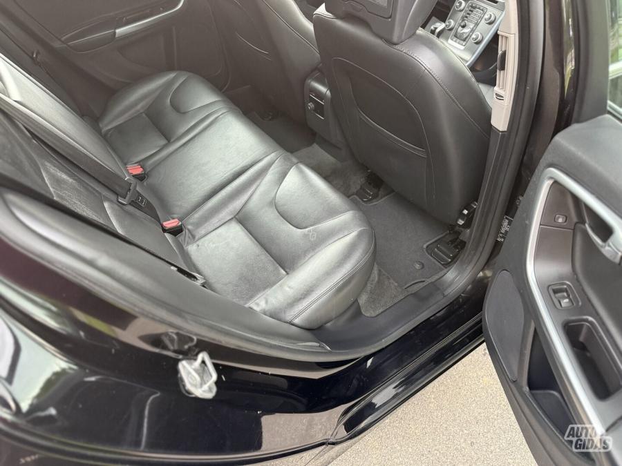 Black Volvo V60 2015 in Alytus, with an engine capacity of 2.00 L and mileage of 244 thousand km for 6666 €, photo 13 on AUTOMOTO.COM.LV