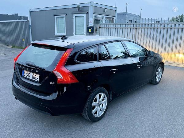 Black Volvo V60 2015 in Vilnius, with an engine capacity of 1.56 L and mileage of 203 thousand km for 3950 €, photo 6 on AUTOMOTO.COM.LV
