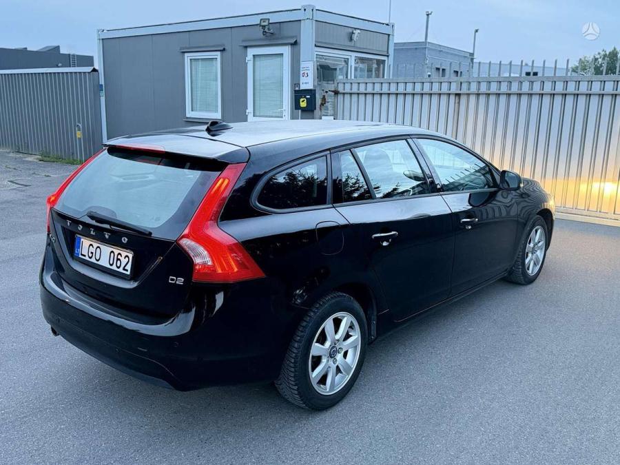 Melns Volvo V60 2015 Viļņa, ar dzinēja tilpumu 1.56 L un nobraukumu 203 tūkst. km par 3950 €, foto 7 vietnē AUTOMOTO.COM.LV