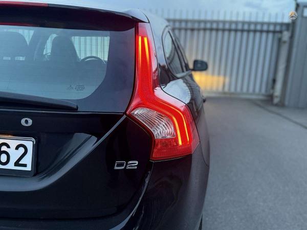 Black Volvo V60 2015 in Vilnius, with an engine capacity of 1.56 L and mileage of 203 thousand km for 3950 €, photo 9 on AUTOMOTO.COM.LV