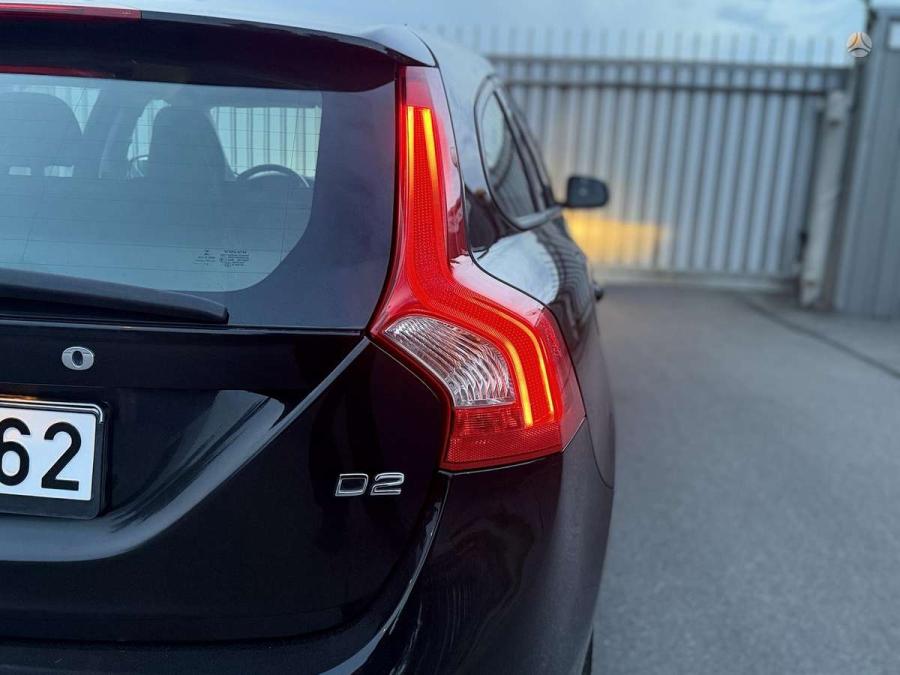 Melns Volvo V60 2015 Viļņa, ar dzinēja tilpumu 1.56 L un nobraukumu 203 tūkst. km par 3950 €, foto 10 vietnē AUTOMOTO.COM.LV