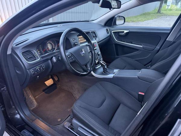 Black Volvo V60 2015 in Vilnius, with an engine capacity of 1.56 L and mileage of 203 thousand km for 3950 €, photo 10 on AUTOMOTO.COM.LV