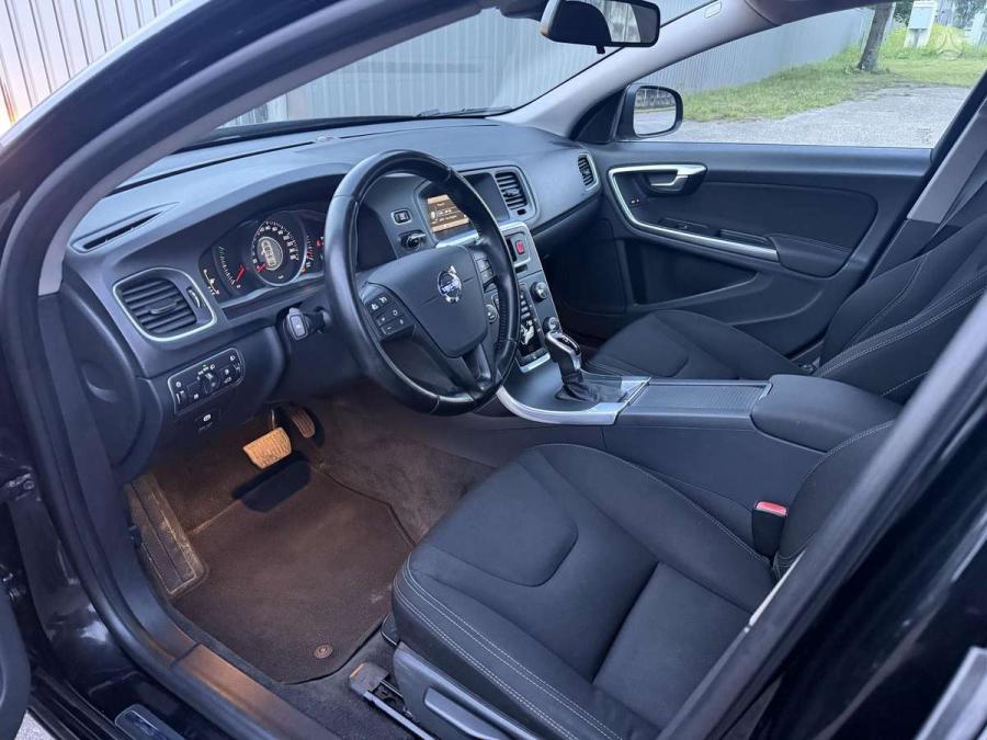 Melns Volvo V60 2015 Viļņa, ar dzinēja tilpumu 1.56 L un nobraukumu 203 tūkst. km par 3950 €, foto 11 vietnē AUTOMOTO.COM.LV