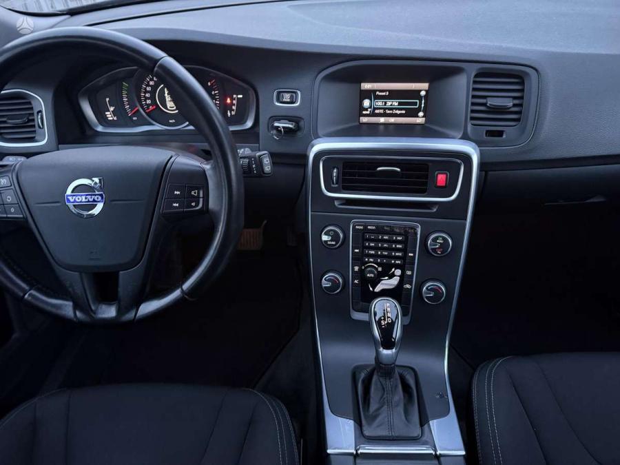 Melns Volvo V60 2015 Viļņa, ar dzinēja tilpumu 1.56 L un nobraukumu 203 tūkst. km par 3950 €, foto 14 vietnē AUTOMOTO.COM.LV