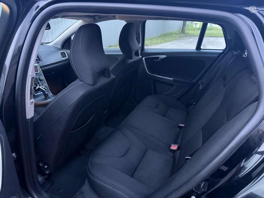 Melns Volvo V60 2015 Viļņa, ar dzinēja tilpumu 1.56 L un nobraukumu 203 tūkst. km par 3950 €, foto 16 vietnē AUTOMOTO.COM.LV