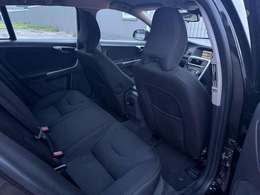 Melns Volvo V60 2015 Viļņa, ar dzinēja tilpumu 1.56 L un nobraukumu 203 tūkst. km par 3950 €, foto 17 vietnē AUTOMOTO.COM.LV