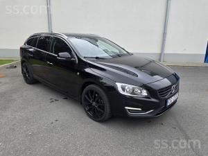 Melns Volvo V60 2015 Rīga, ar dzinēja tilpumu 2.00 L un nobraukumu 340 tūkst. km par 6550 €, foto  vietnē AUTOMOTO.COM.LV