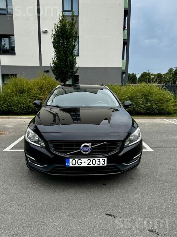 Black Volvo V60 2015 in Riga, with an engine capacity of 2.00 L and mileage of 340 thousand km for 6550 €, photo 5 on AUTOMOTO.COM.LV