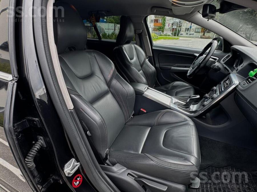Melns Volvo V60 2015 Rīga, ar dzinēja tilpumu 2.00 L un nobraukumu 340 tūkst. km par 6550 €, foto 11 vietnē AUTOMOTO.COM.LV