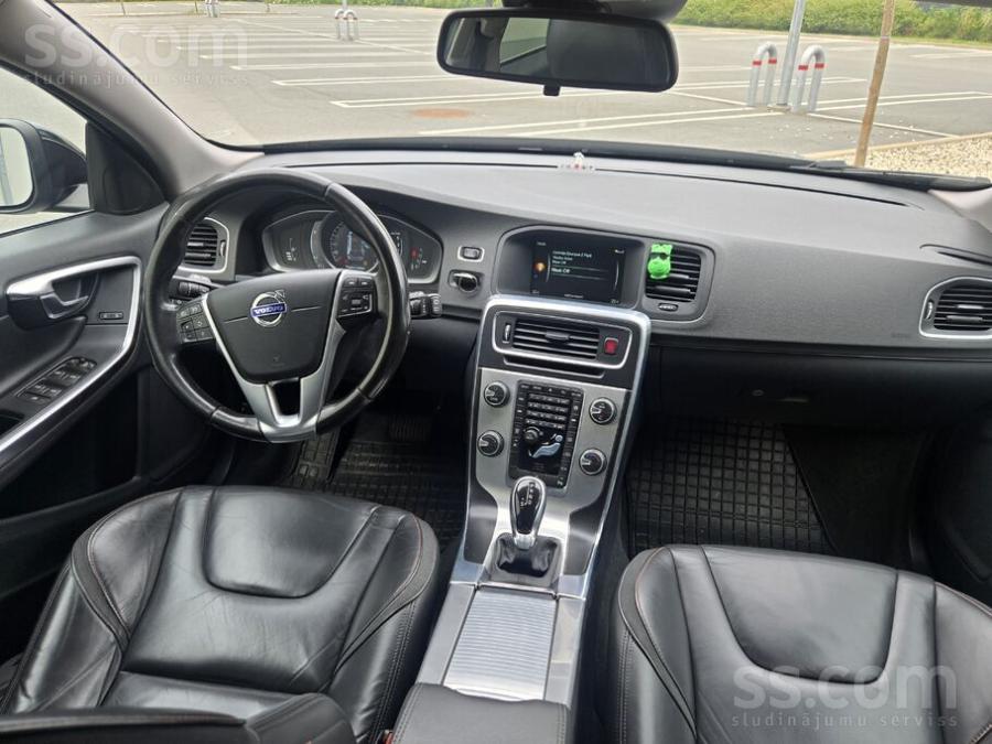 Melns Volvo V60 2015 Rīga, ar dzinēja tilpumu 2.00 L un nobraukumu 340 tūkst. km par 6550 €, foto 12 vietnē AUTOMOTO.COM.LV