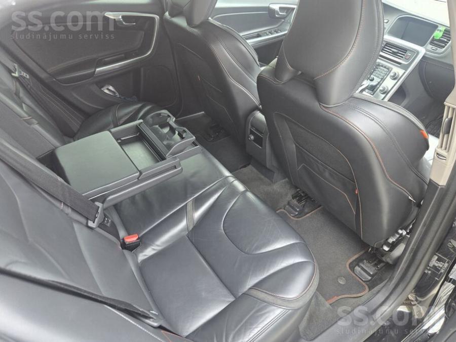 Melns Volvo V60 2015 Rīga, ar dzinēja tilpumu 2.00 L un nobraukumu 340 tūkst. km par 6550 €, foto 14 vietnē AUTOMOTO.COM.LV