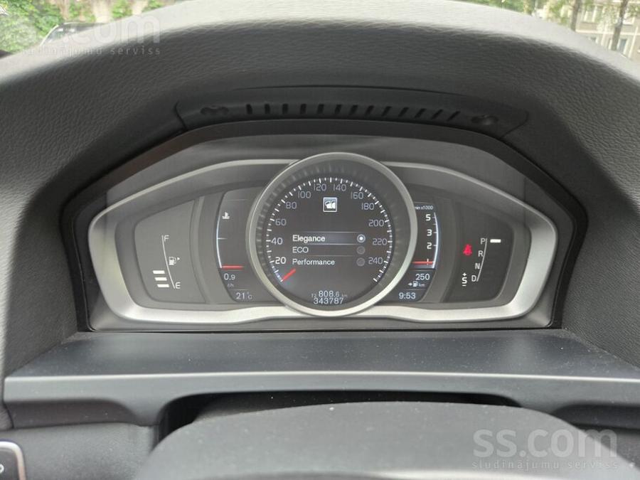 Melns Volvo V60 2015 Rīga, ar dzinēja tilpumu 2.00 L un nobraukumu 340 tūkst. km par 6550 €, foto 19 vietnē AUTOMOTO.COM.LV