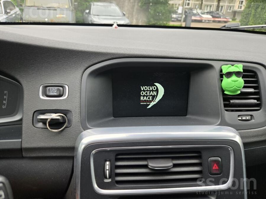 Melns Volvo V60 2015 Rīga, ar dzinēja tilpumu 2.00 L un nobraukumu 340 tūkst. km par 6550 €, foto 23 vietnē AUTOMOTO.COM.LV
