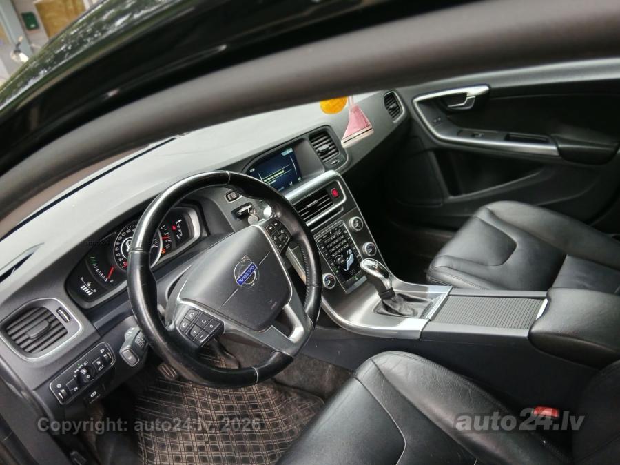 Black Volvo V60 2015 in Tallinn, with an engine capacity of 1.60 L and mileage of 231 thousand km for 8000 €, photo 7 on AUTOMOTO.COM.LV