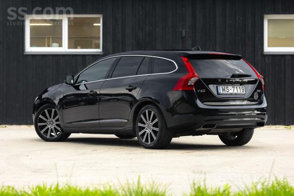 Black Volvo V60 2015 in Jelgava, with an engine capacity of 2.40 L and mileage of 255 thousand km for 9500 €, photo 4 on AUTOMOTO.COM.LV