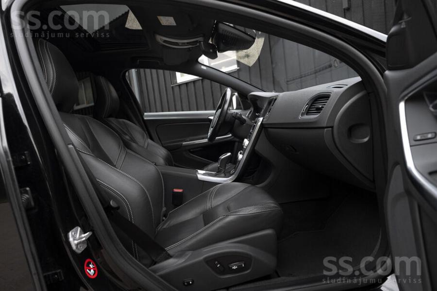 Melns Volvo V60 2015 Jelgava, ar dzinēja tilpumu 2.40 L un nobraukumu 255 tūkst. km par 9500 €, foto 8 vietnē AUTOMOTO.COM.LV