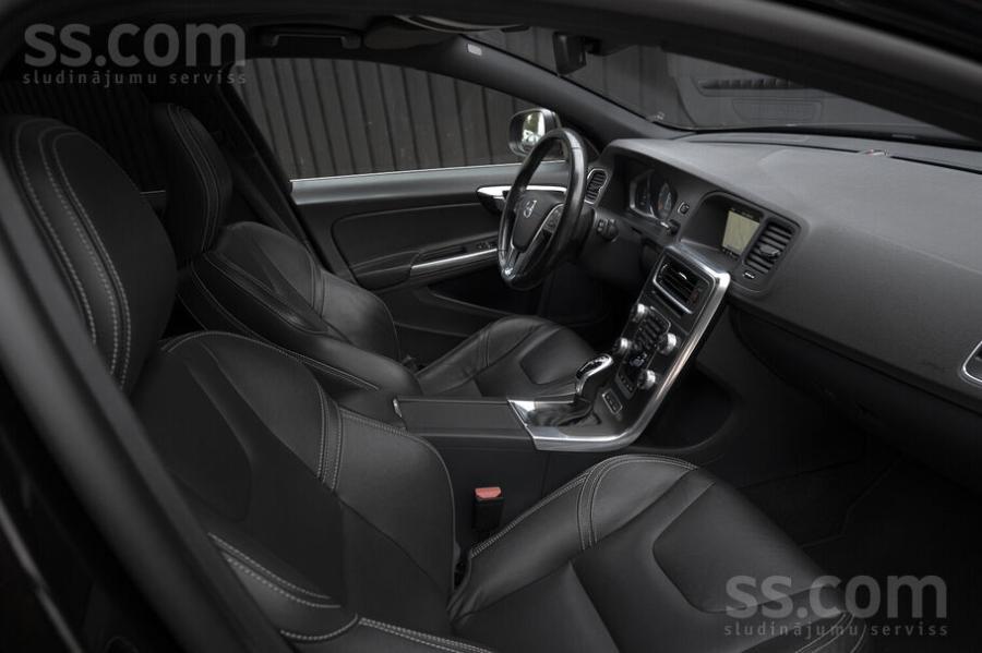 Melns Volvo V60 2015 Jelgava, ar dzinēja tilpumu 2.40 L un nobraukumu 255 tūkst. km par 9500 €, foto 9 vietnē AUTOMOTO.COM.LV