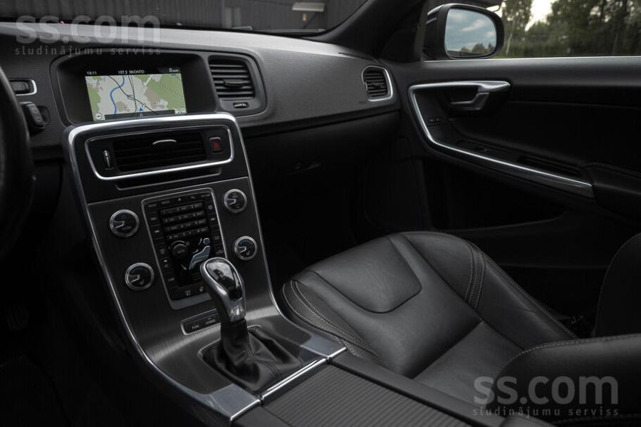 Melns Volvo V60 2015 Jelgava, ar dzinēja tilpumu 2.40 L un nobraukumu 255 tūkst. km par 9500 €, foto 18 vietnē AUTOMOTO.COM.LV