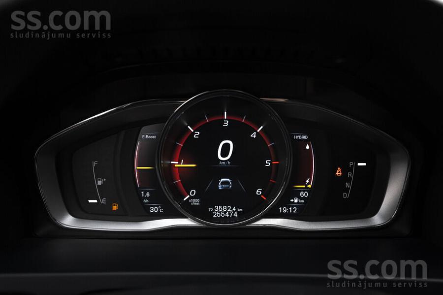 Melns Volvo V60 2015 Jelgava, ar dzinēja tilpumu 2.40 L un nobraukumu 255 tūkst. km par 9500 €, foto 22 vietnē AUTOMOTO.COM.LV